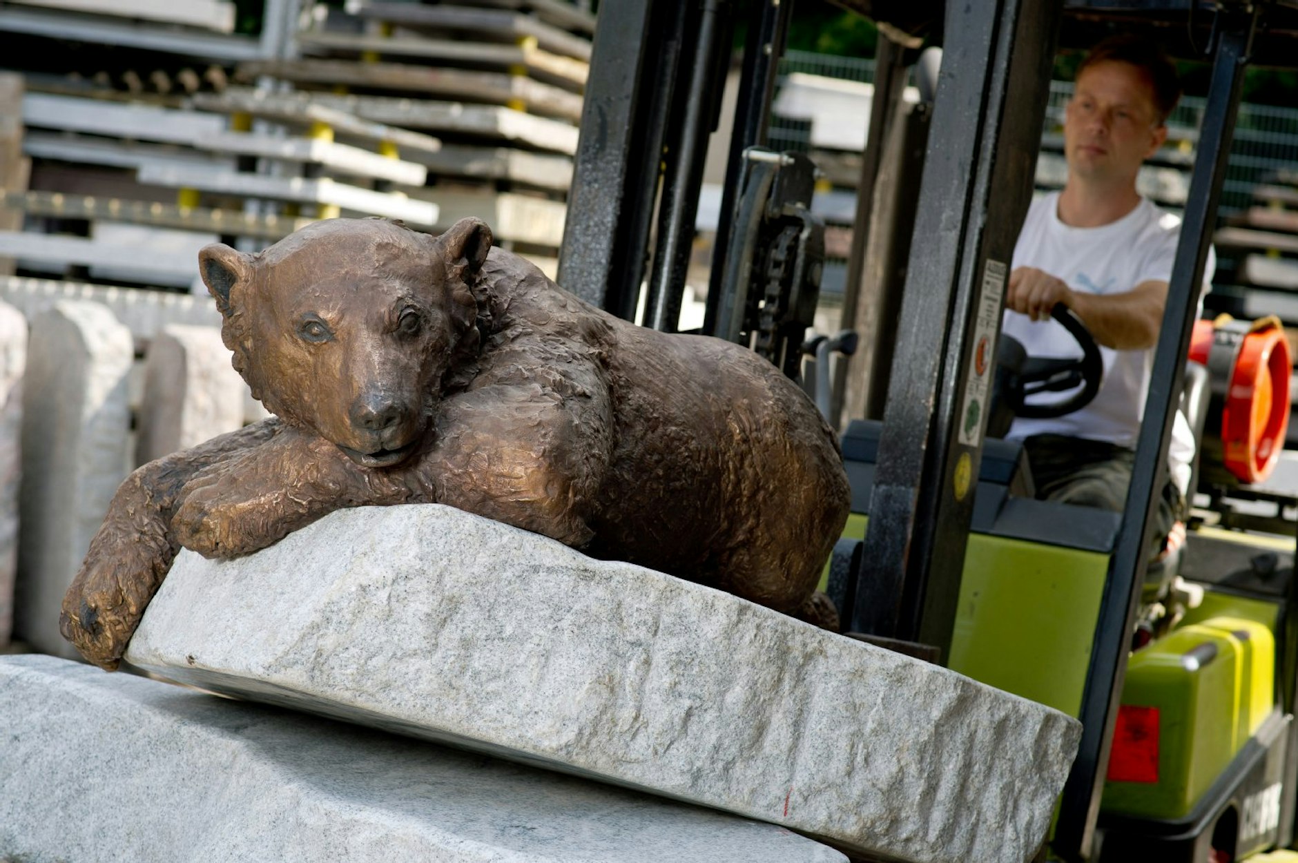 Bronze-Statue des Eisbären: „Knut, der Träumer“ reist nach Berlin