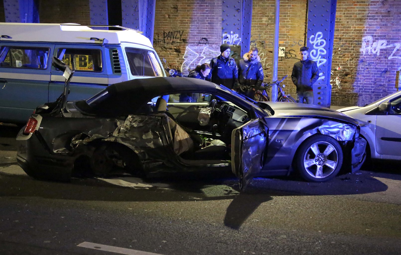 Unfall in Berlin-Charlottenburg: Autofahrer verliert Kontrolle und ...
