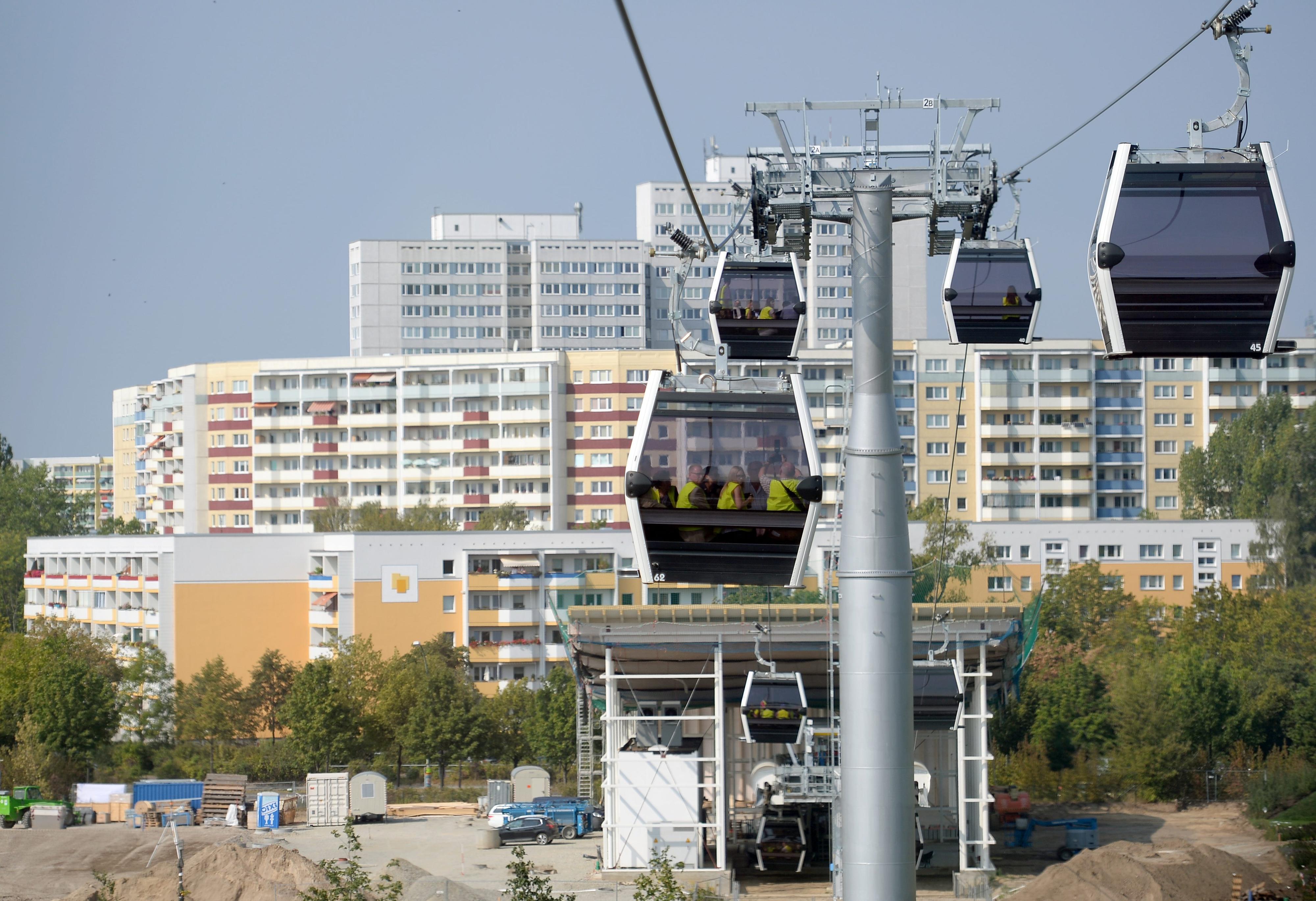 IGA Berlin: Amphitheater mit begrüntem Dach und Schafe