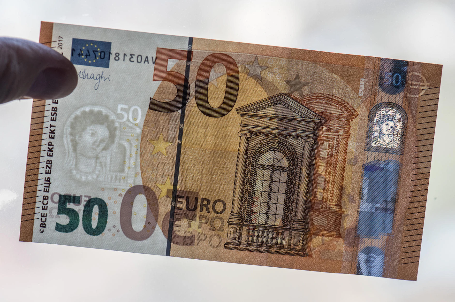 Falschgeld erkennen: Das sollten Sie über den neuen 50-Euro-Schein wissen