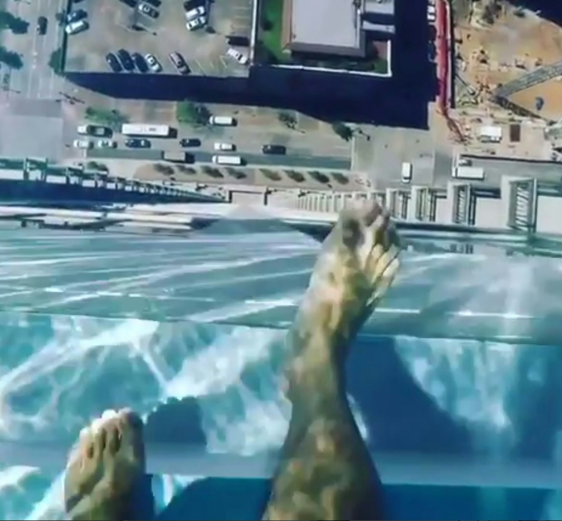 Pool mit Glasboden in Houston: Hier blicken Badende in den 152 Meter ...