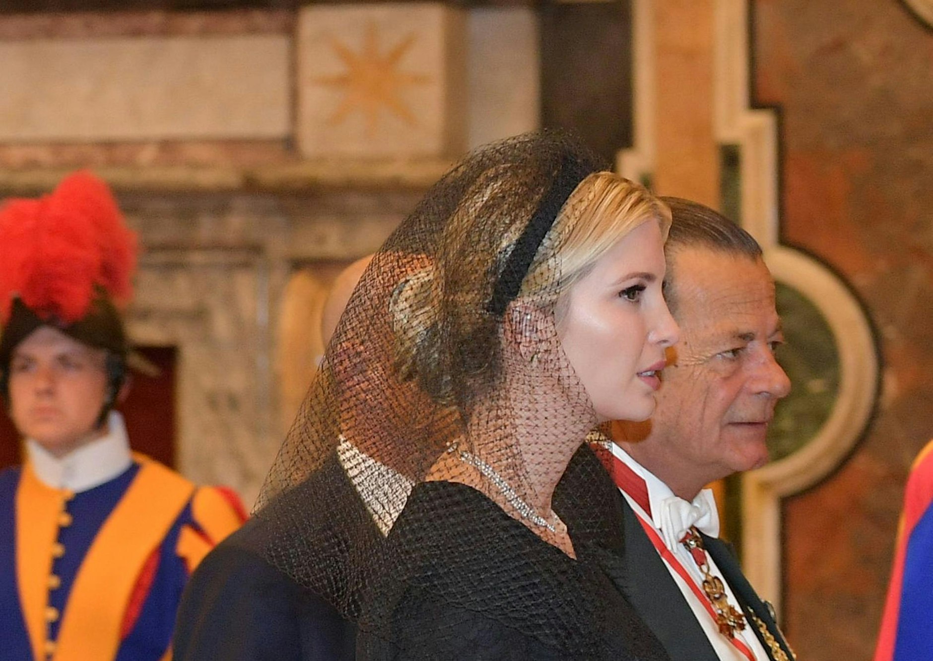 Donald Trump bei Papst Franziskus – Melania und Ivanka mit Schleier im ...