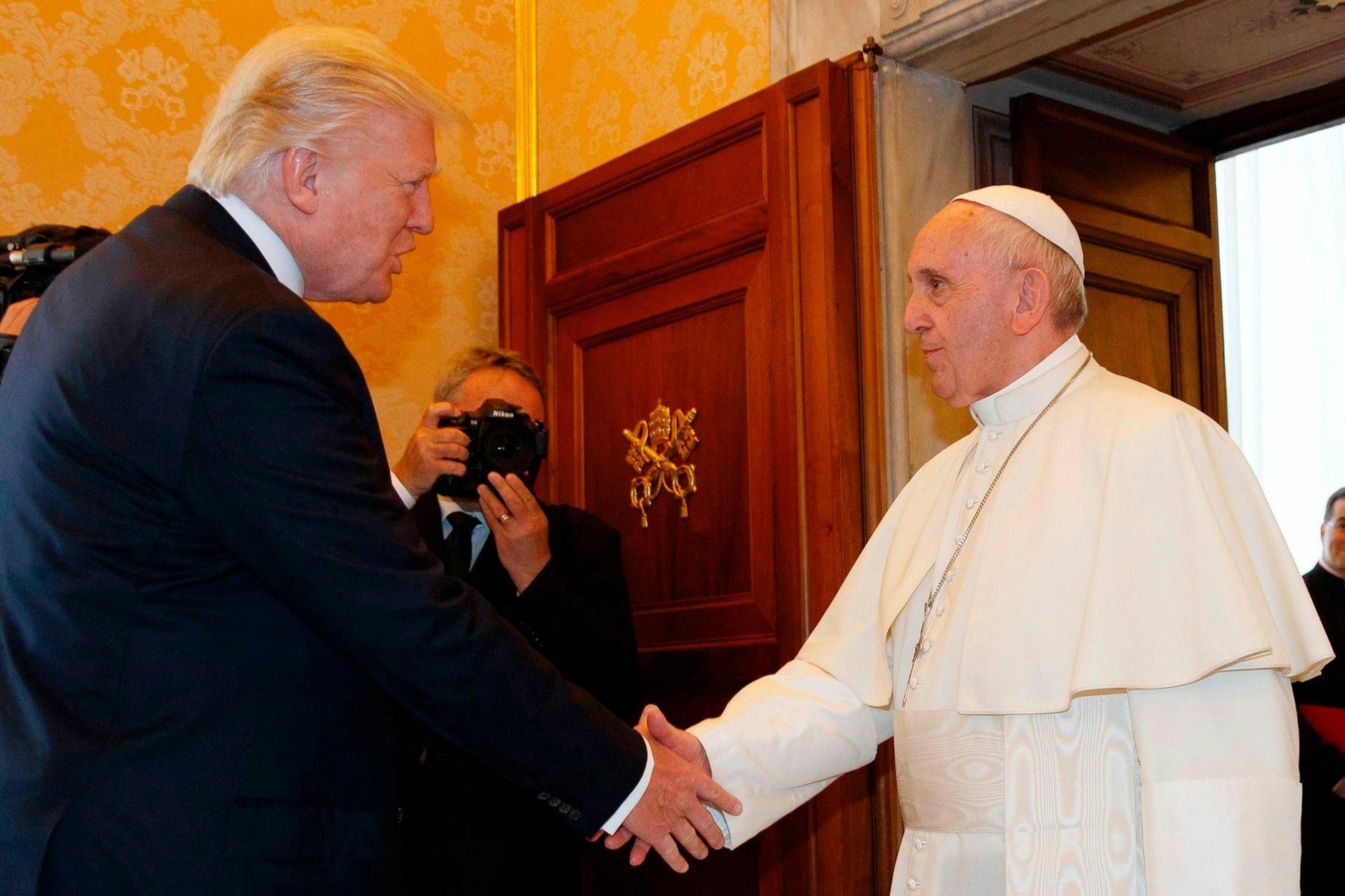 Donald Trump bei Papst Franziskus – Melania und Ivanka mit Schleier im ...