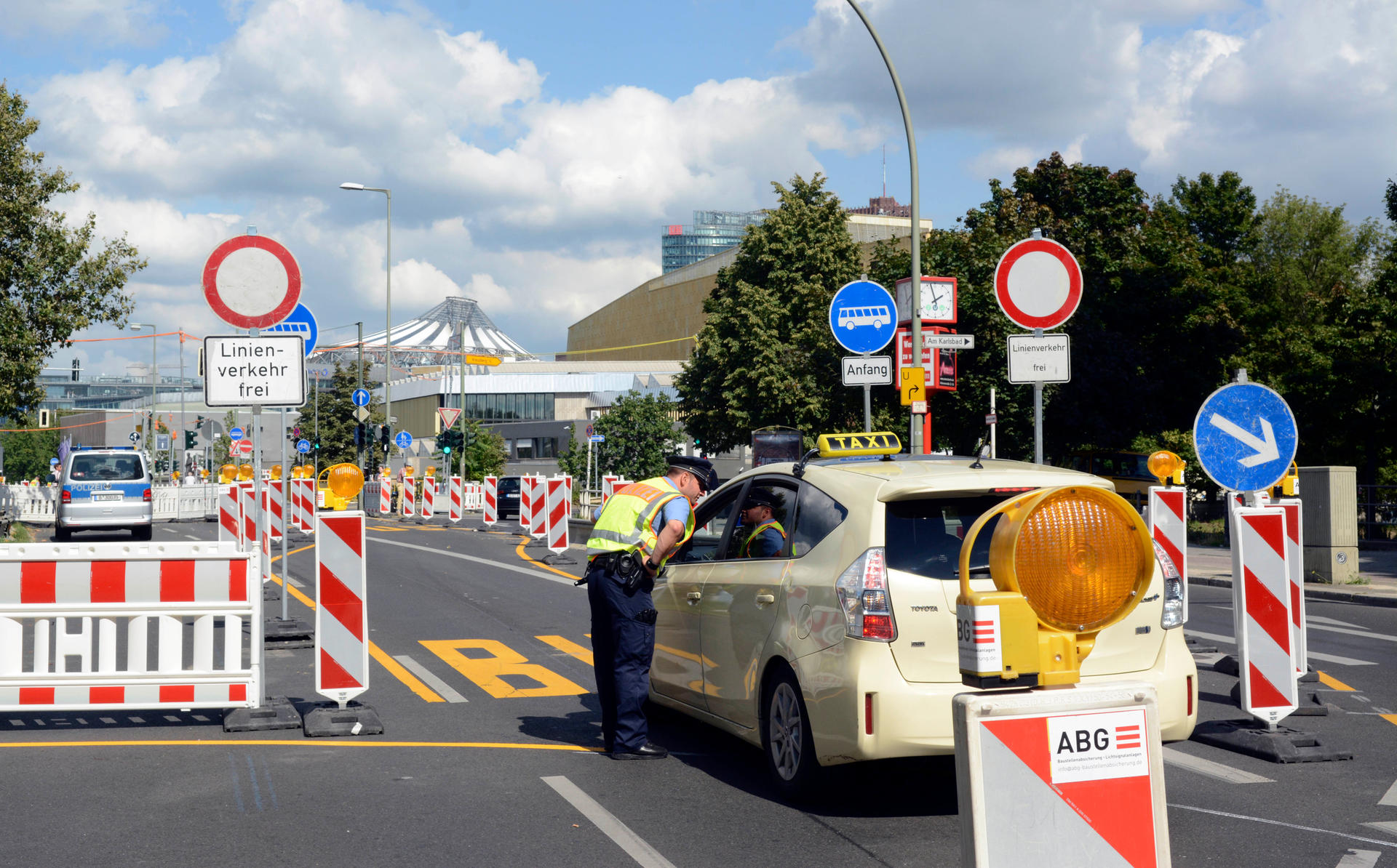 Baustelle: Polizei bewacht Bus-Spuren auf Potsdamer Brücke