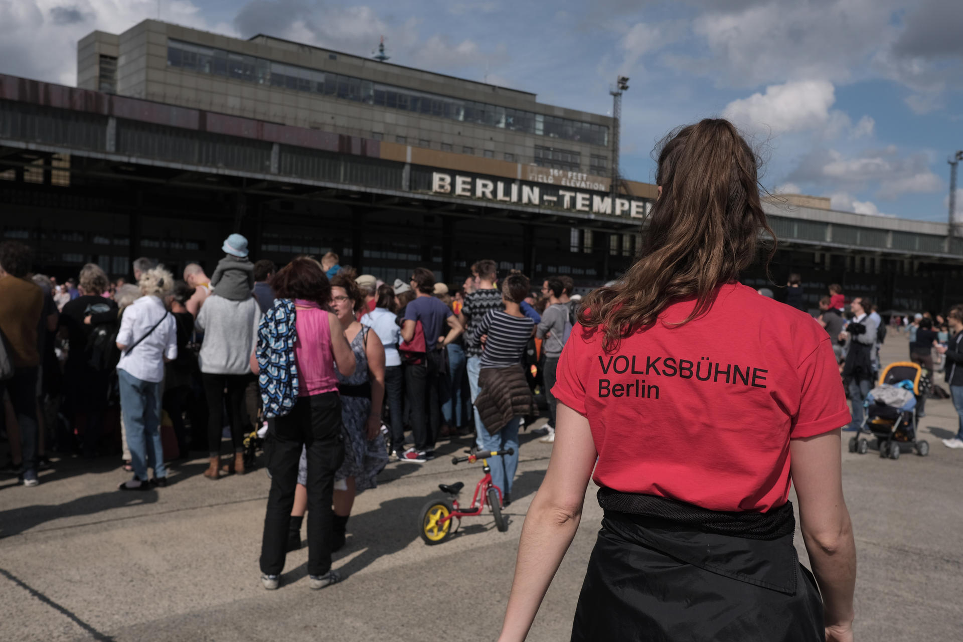 "Fous de danse - Verrückt nach Tanz": Chris Dercons Volksbühne tanzt in ...