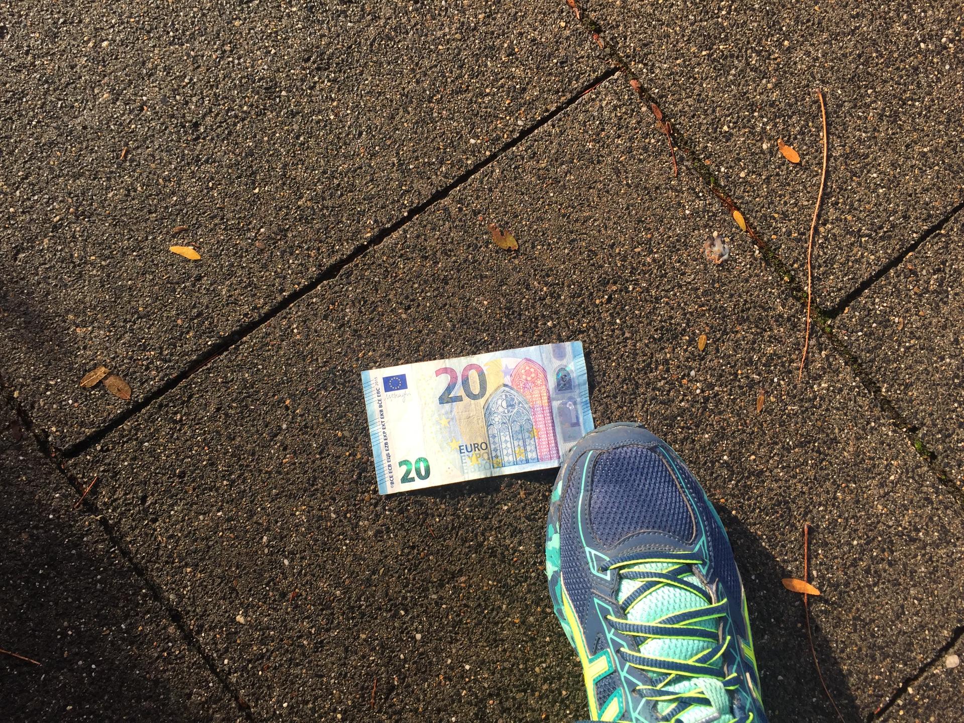 Geld gefunden: Wo muss ich tun, wenn ich Bargeld auf der Straße finde?