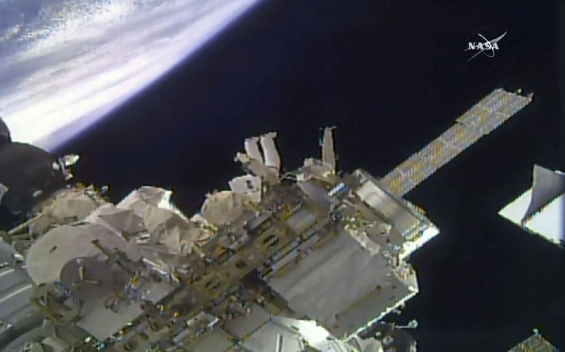 Internationale Raumstation ISS: Alexander Gerst hilft Drew Feustel und ...