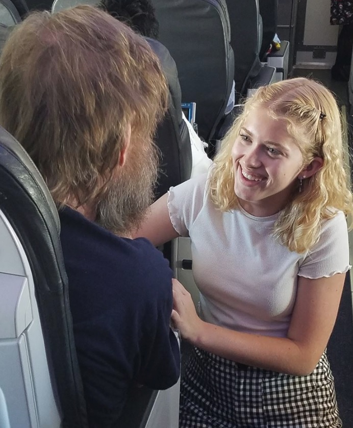 „Sie war so ein Engel“: Taubblinder im Flieger – nur dieses Mädchen ...