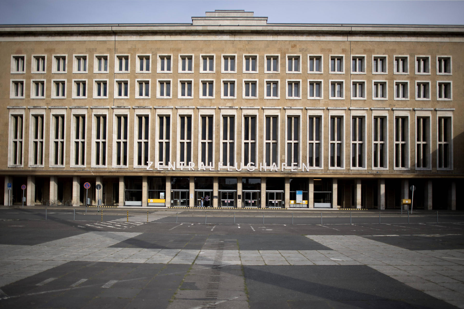 Der ehemalige Flughafen Tempelhof in Berlin öffnet seine Türen