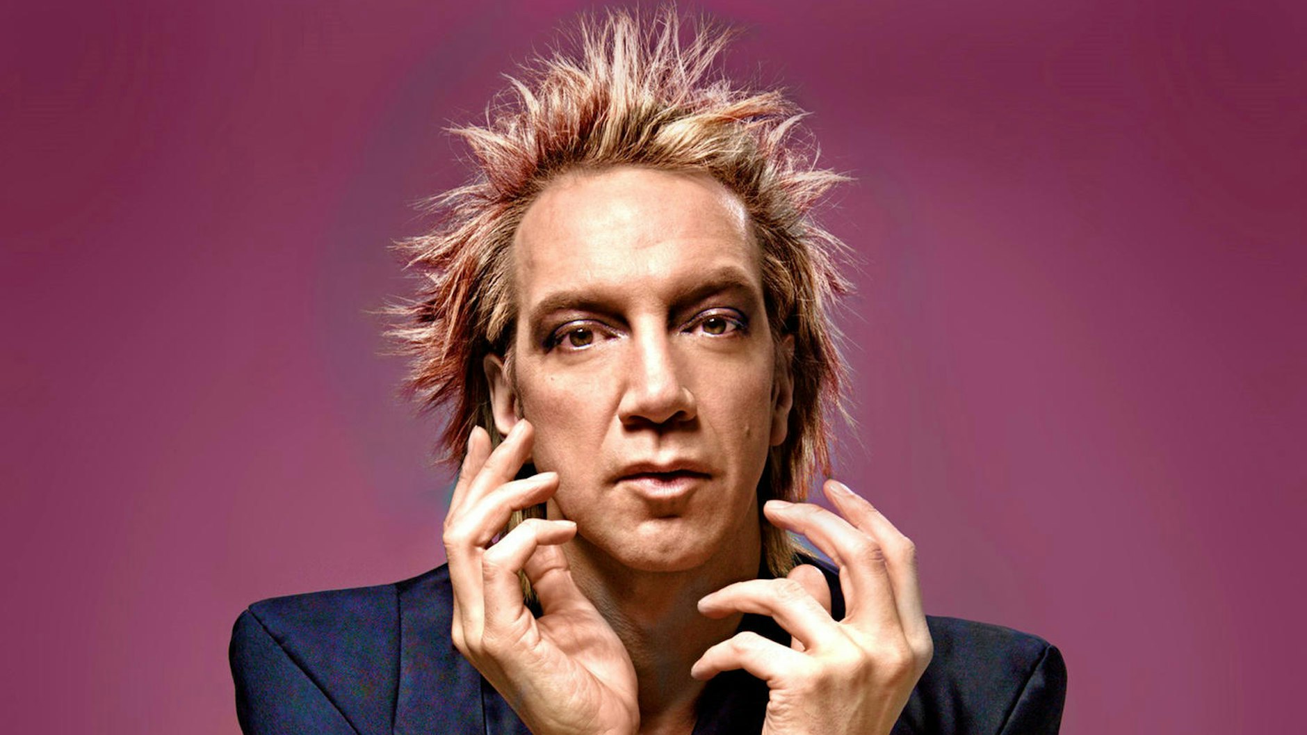 Berliner Entertainer feiert mit seiner Show die Ikone David Bowie