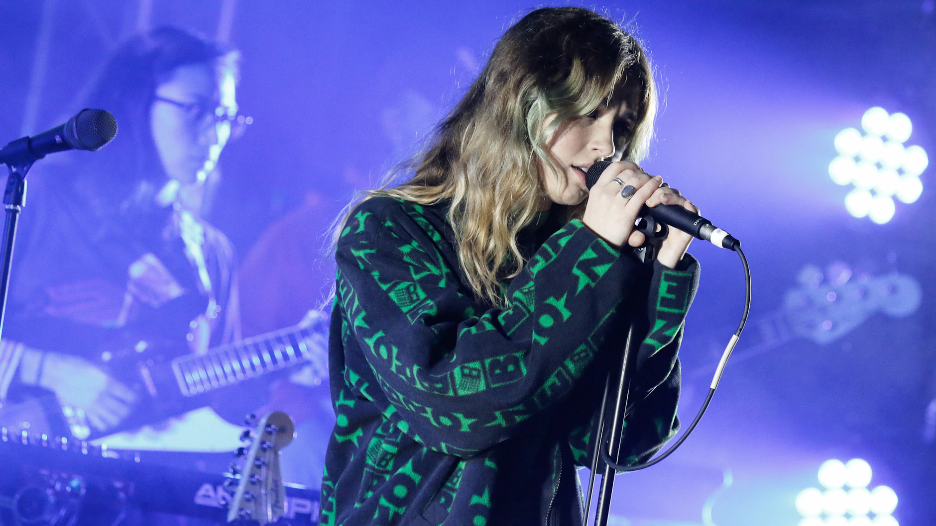 Clairo singt mit 500 Fans im Berliner Club Lido