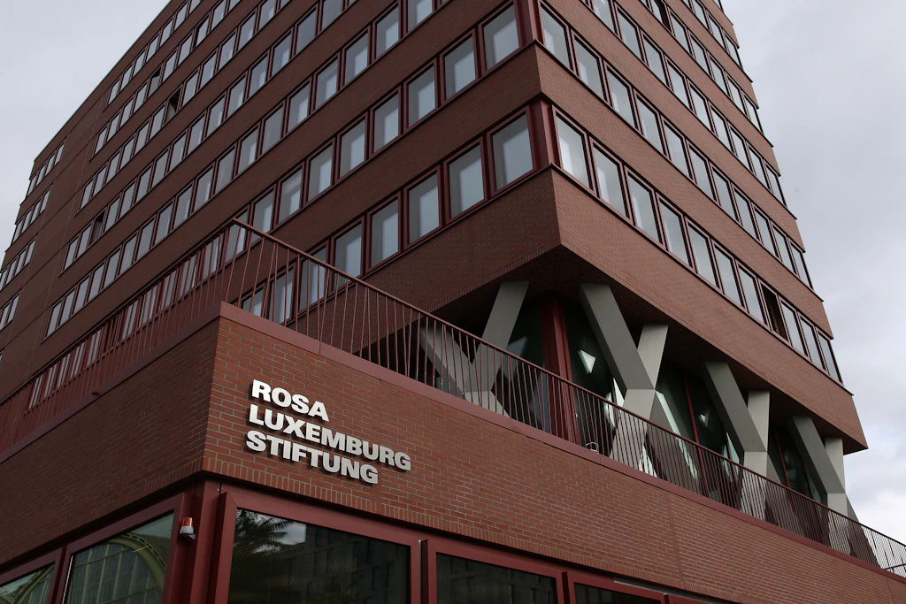 Ein neues Kleid für Rosa – mit Platz für politische Botschaften