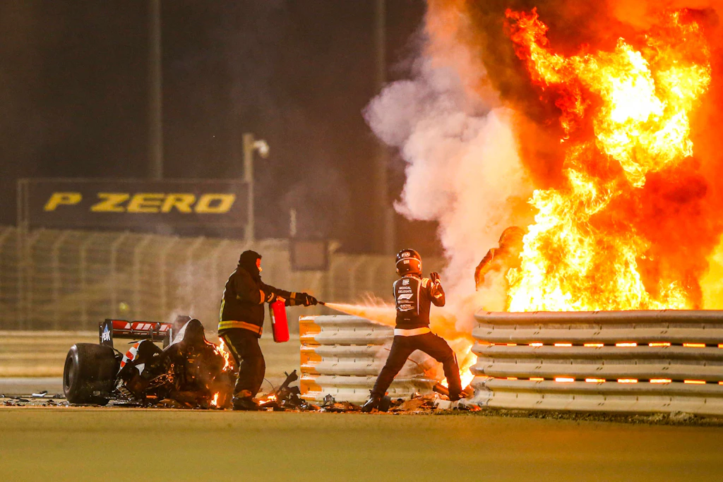 Unfall-Drama: Hier rettet sich ein Formel-1-Star aus dem Flammen-Inferno