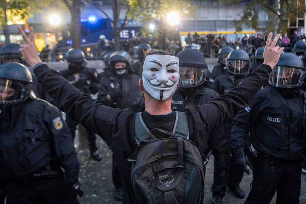 Corona-Protest : Reichstag-Demo: Polizei will Maskenpflicht durchsetzen