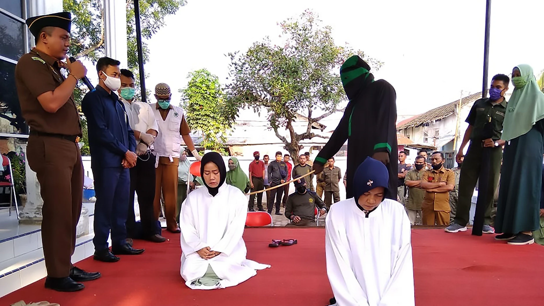 Scharia in Indonesien: Zwei Frauen werden öffentlich mit Rohrstock ...