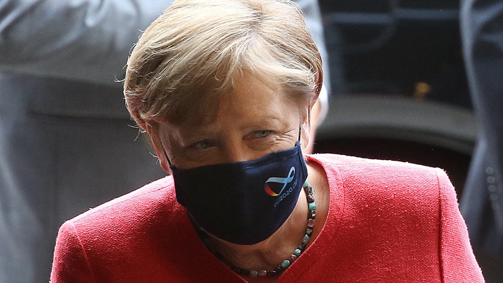 Merkel erstmals mit Maske: Welches Symbol zeigt sie und warum?