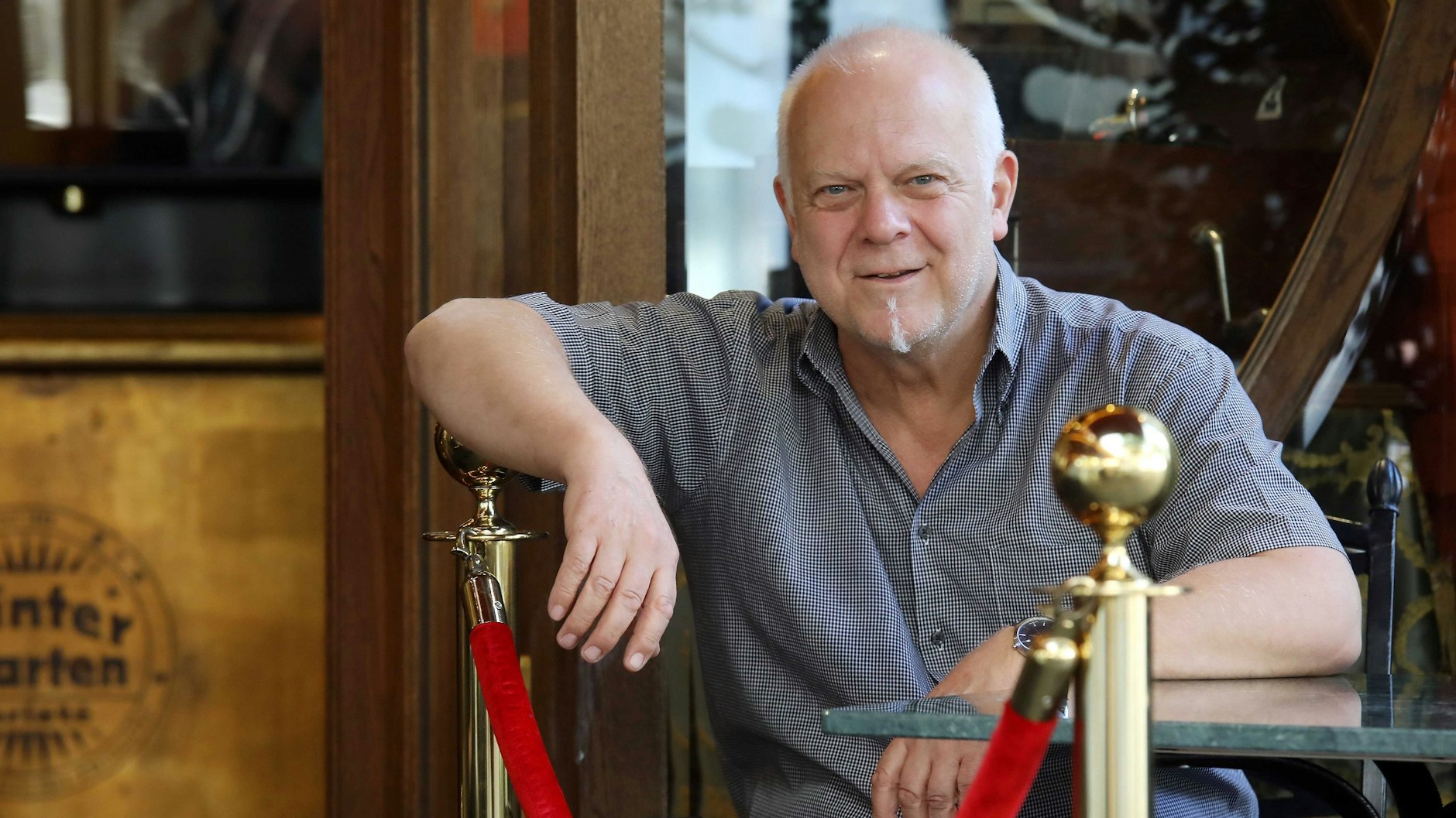 Ihre Kunst tut richtig weh! Penelope Elena ist Berlins schönste HAARtistin