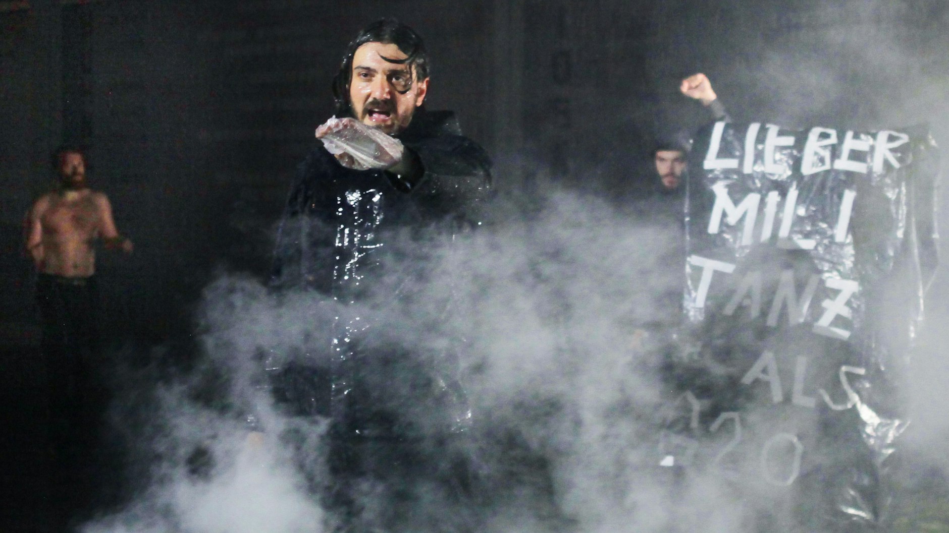 Verbindung verloren: Im Gorki wütet der „Schwarze Block“