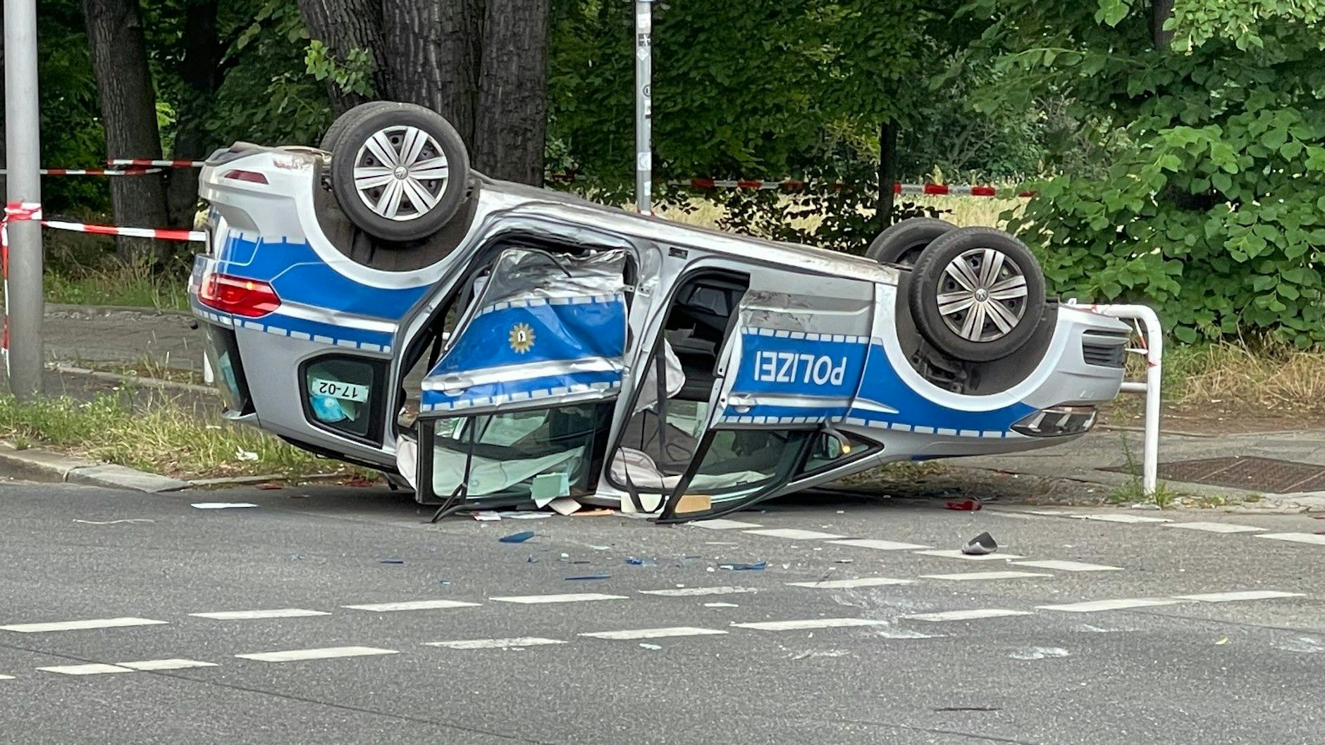 Berlin: Polizeiauto landet nach Unfall auf dem Dach – mehrere Verletzte