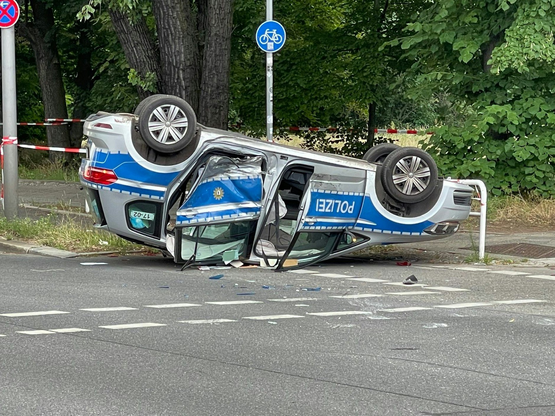 Berlin: Polizeiauto landet nach Unfall auf dem Dach – mehrere Verletzte