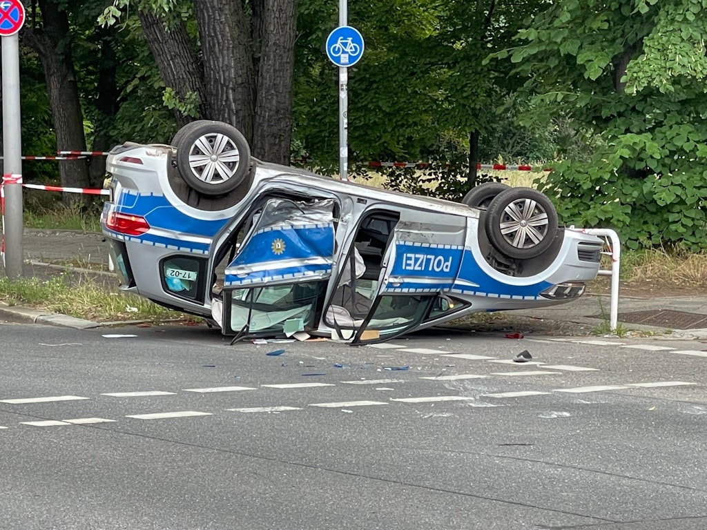 Berlin: Polizeiauto landet nach Unfall auf dem Dach – mehrere Verletzte