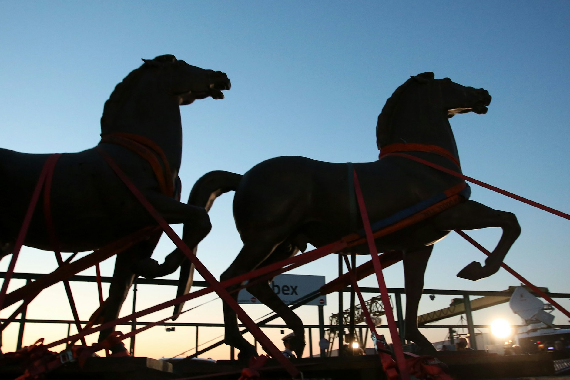 Einigung über Kunst aus der Reichskanzlei: die Thorak-Pferde gehen an ...