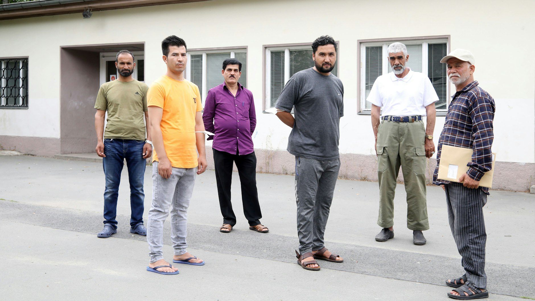 Ankunft im Wohnheim: Wie es den afghanischen Ortskräften in Berlin geht