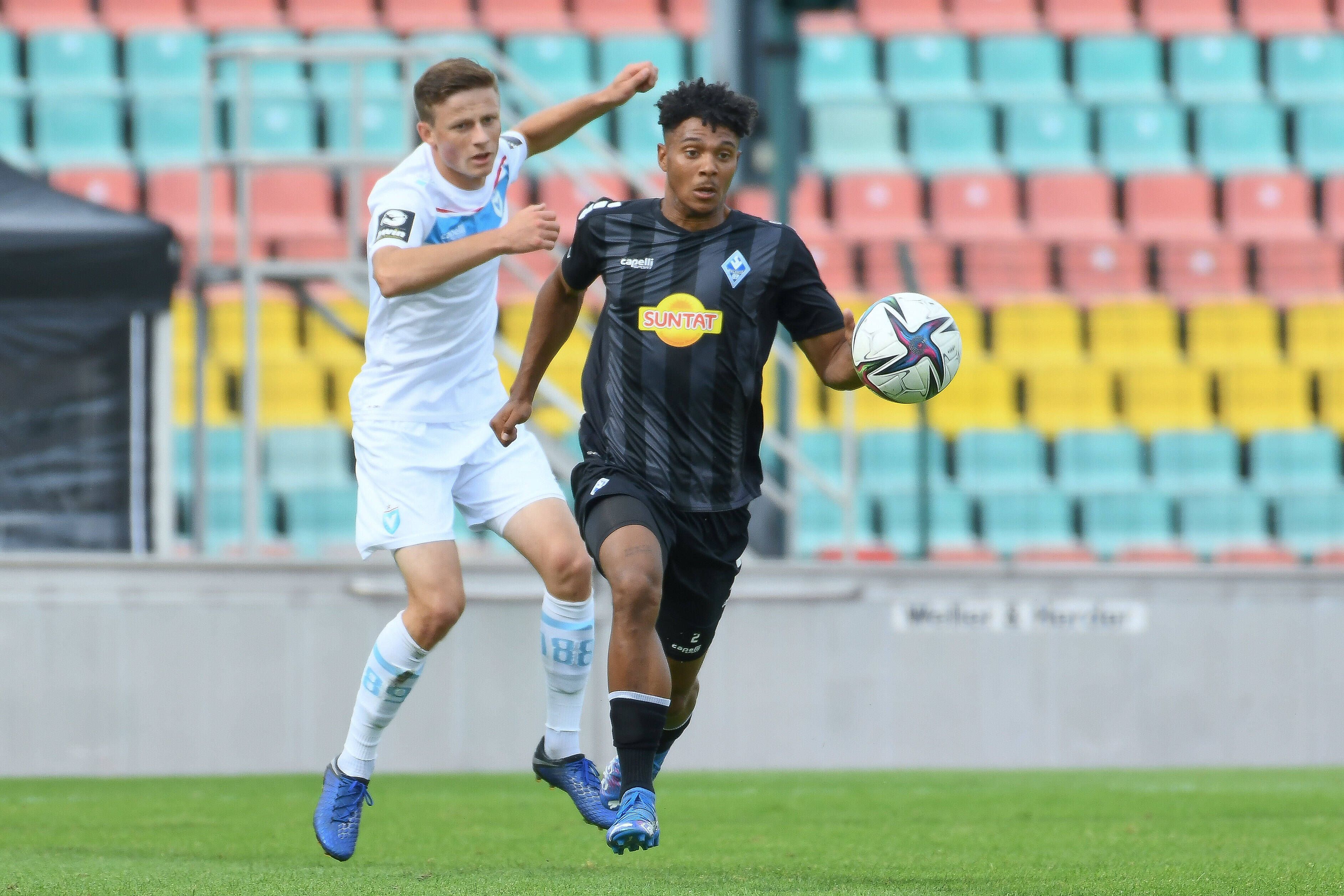 Niklas-Wilson Sommer bekommt auf dem Platz Applaus für seinen Ruhm ...