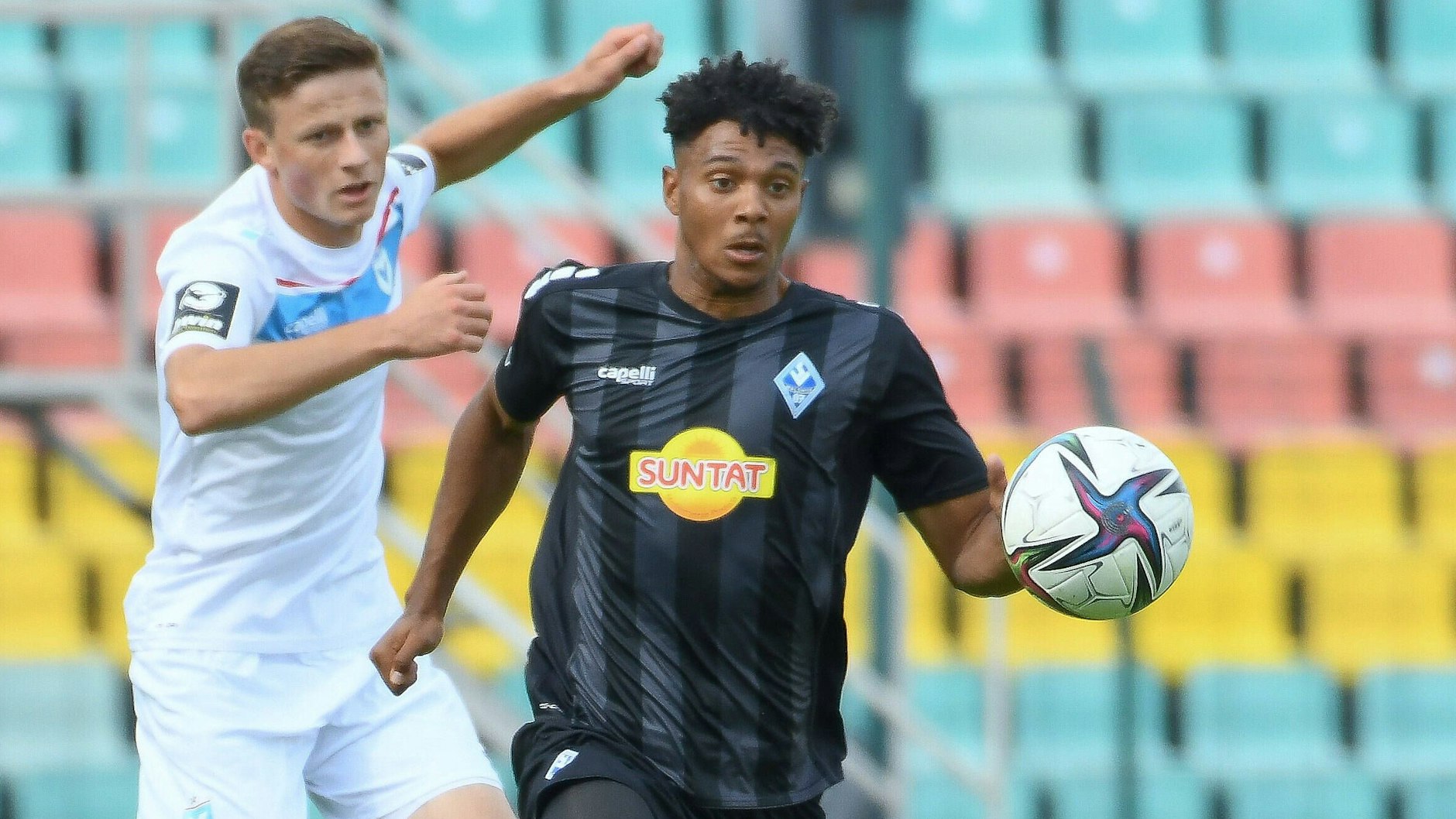 Niklas-Wilson Sommer bekommt auf dem Platz Applaus für seinen Ruhm ...