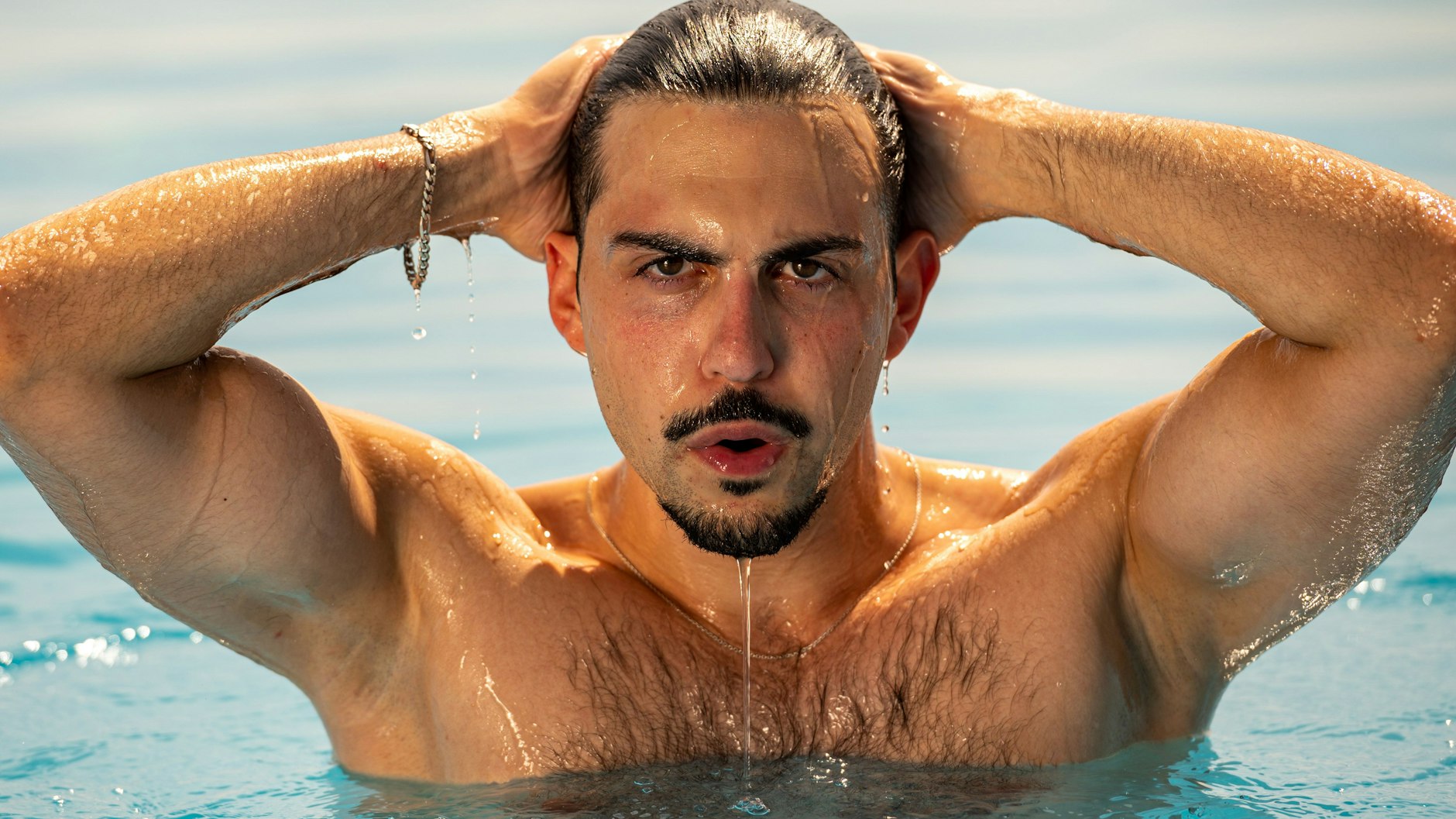 „Love Island“: Kinan aus Berlin ist jetzt in der Liebesvilla – ist ER ...