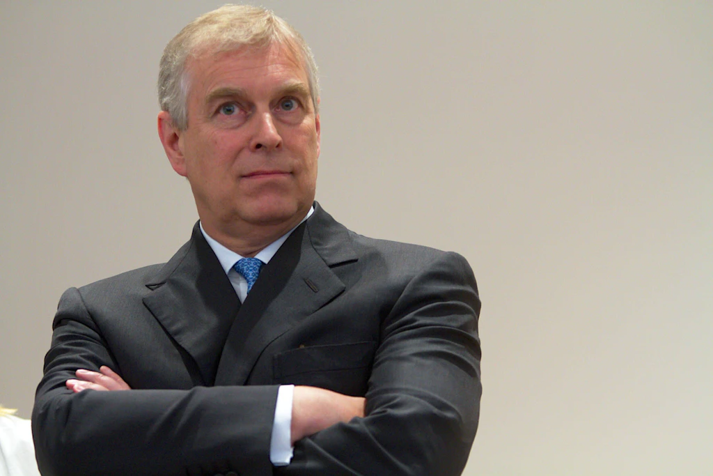 Prinz Andrew: Mit der Latex-Puppe an die Brust gegrapscht