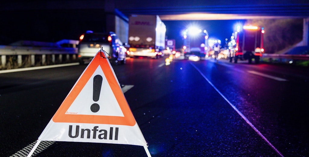 Lkw durchbricht Leitplanke und kippt um: Stau auf dem Berliner Ring