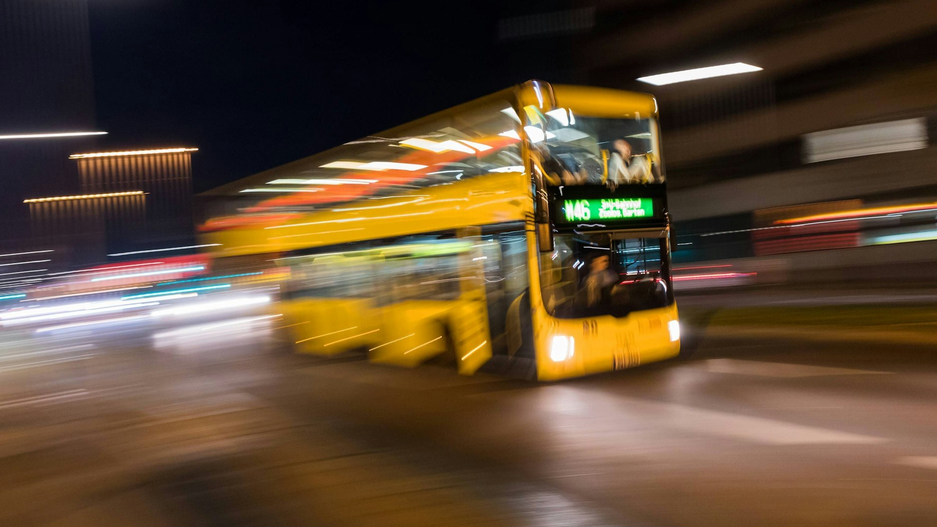 Unfall in Berlin: BVG-Bus rollt Passantin über den Fuß