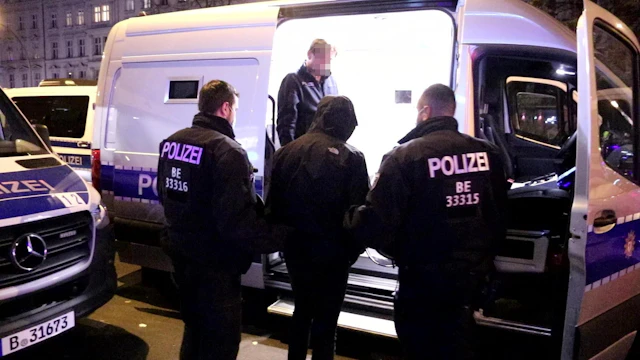 East Side Gallery geschändet! Randale vor dem Spiel gegen den 1. FC ...