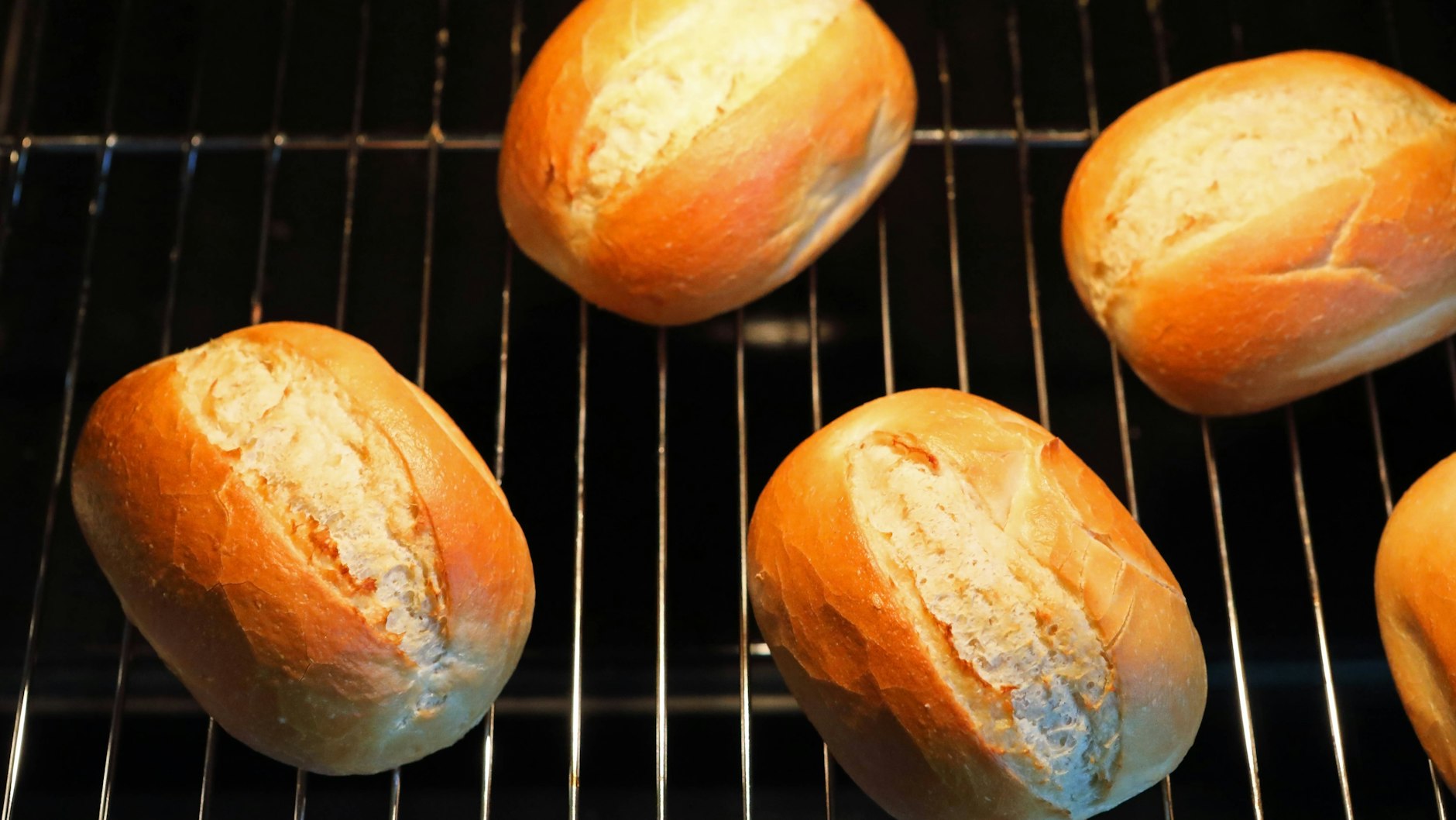 Brötchen vom Vortag aufbacken: Drei Tipps für die knusprig leckere ...