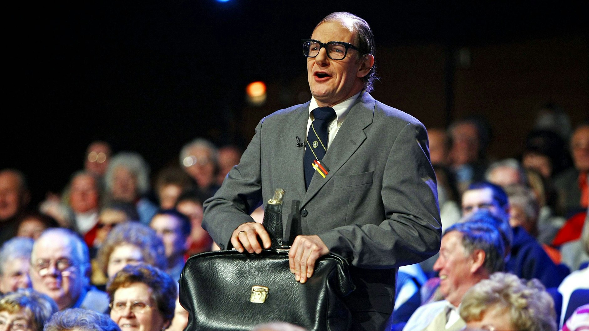 Kabarettist Chin Meyer: Der KURIER-Steuereintreiber ist wieder da!