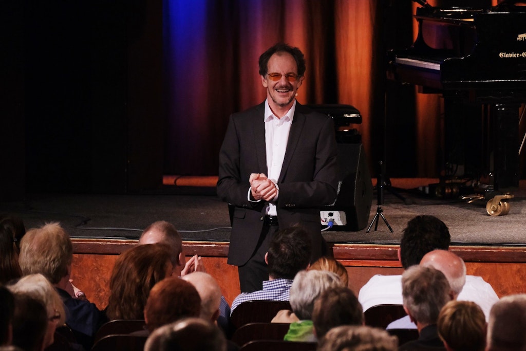 Kabarettist Chin Meyer: Der KURIER-Steuereintreiber ist wieder da!