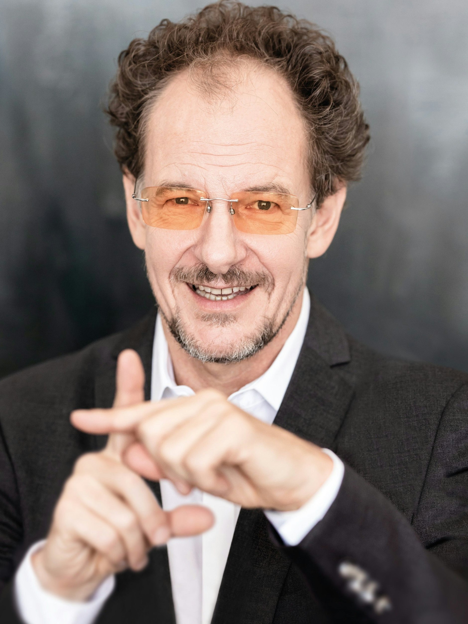 Kabarettist Chin Meyer: Der KURIER-Steuereintreiber ist wieder da!