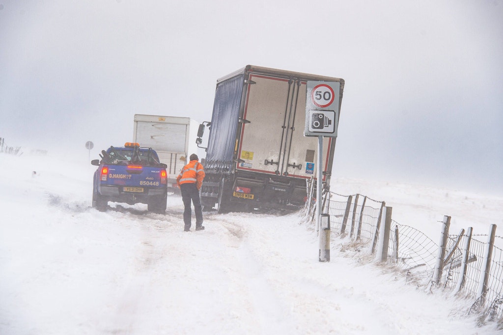 Mindestens zwei Tote bei brutalem Wintersturm: Lkw bleiben im Schneechaos stecken, Zehntausende ...