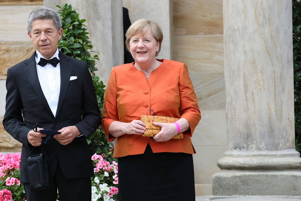 Im Museum drängelt sie nicht vor, Opern-Karten zahlt sie selbst ...