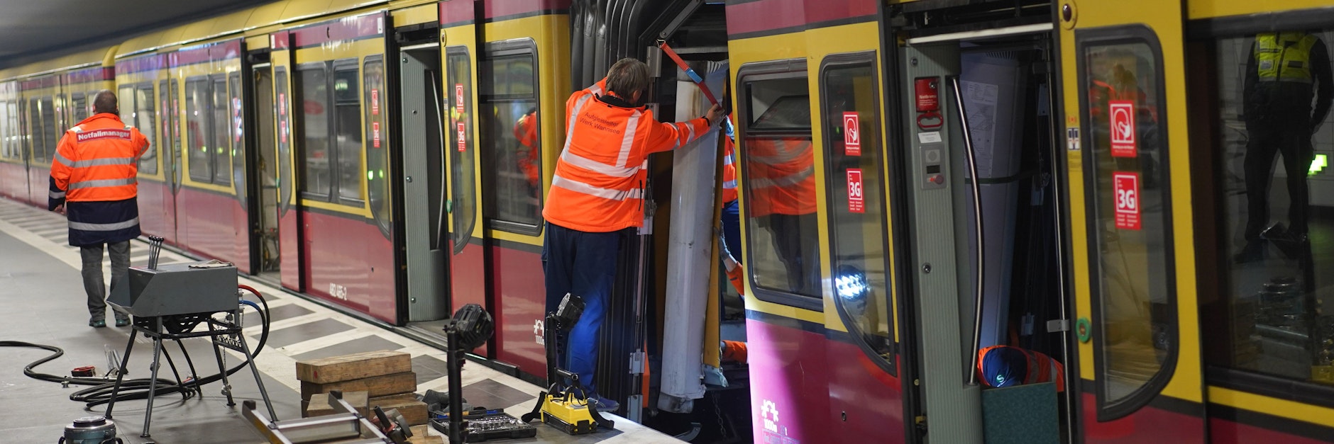 S-Bahn entgleist: Eingleisiger Notbetrieb - S1 fährt wieder! +++ Zug blockiert Bahnhof ...