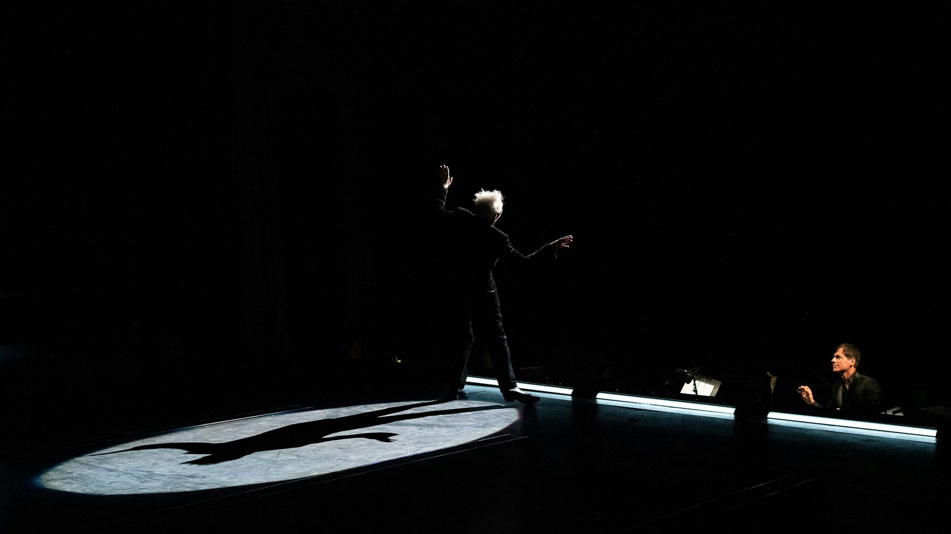 „Endlich wieder umarmen“: Buch über die Dreigroschenoper zeigt Theater ...