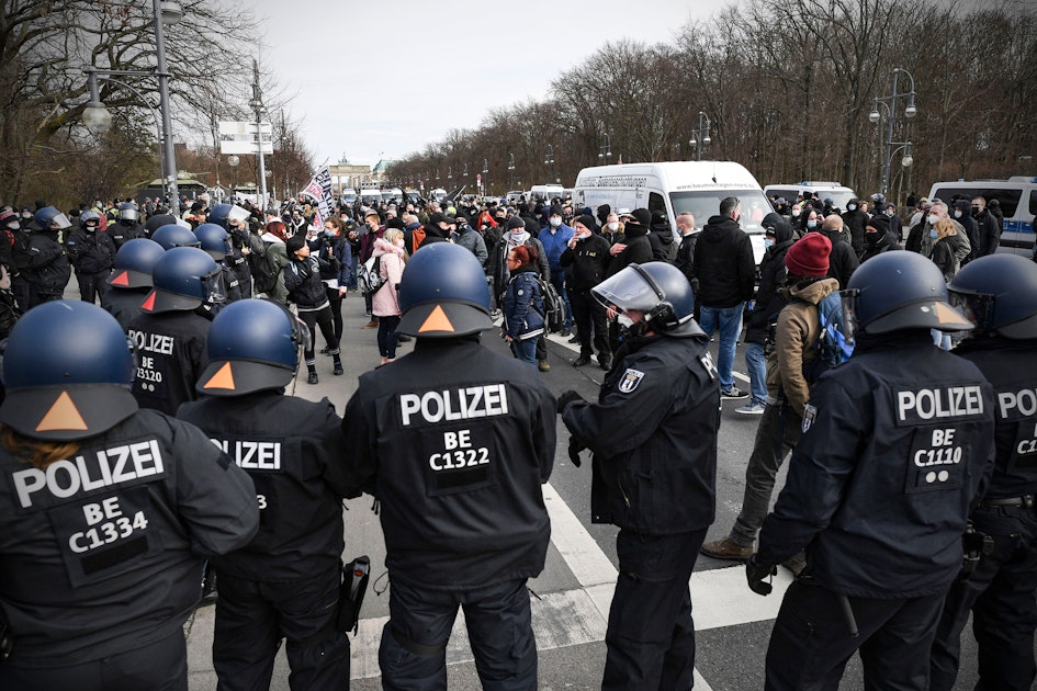Festnahmen und Rangeleien: Polizei löst Demo von Rechtsextremen in ...