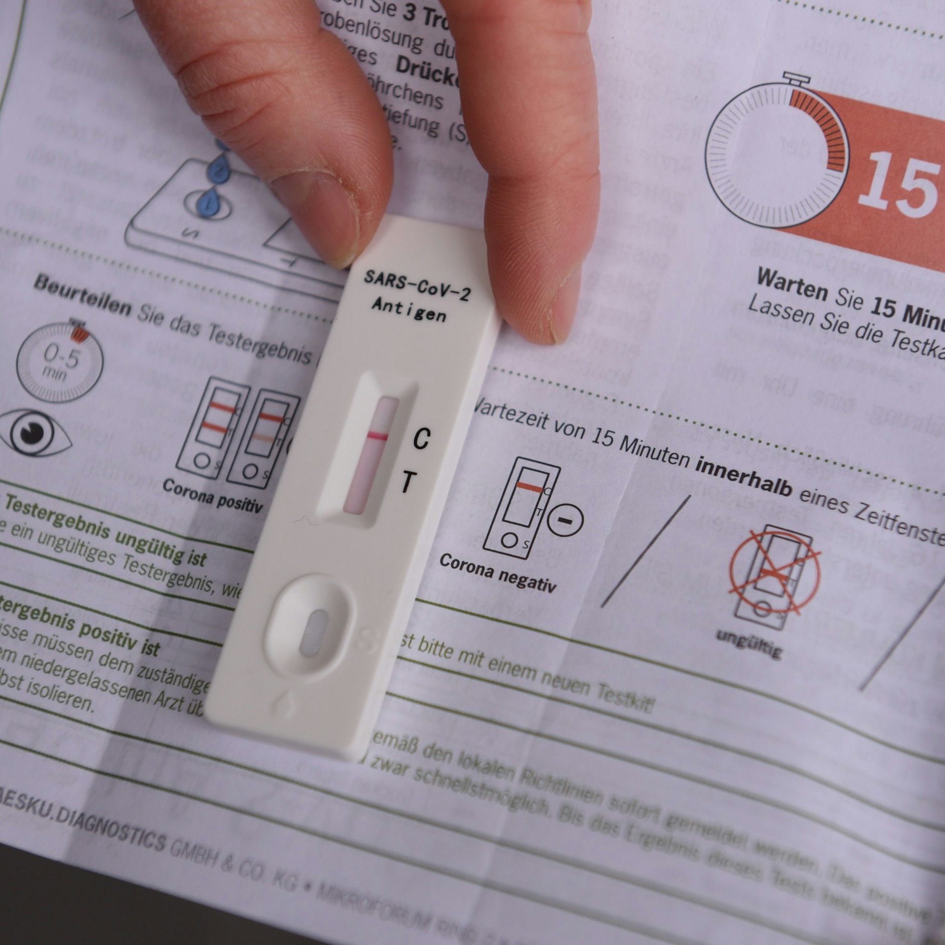 Stäbchen rein und fünfmal drehen: So funktioniert der Corona-Test von Aldi