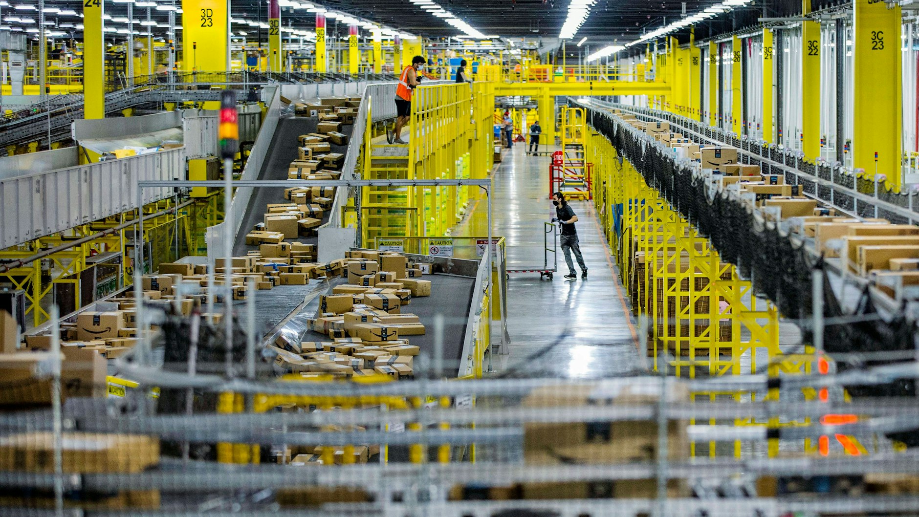 Ein Buch, das Augen öffnet: „Ausgeliefert. Amerika im Griff von Amazon“