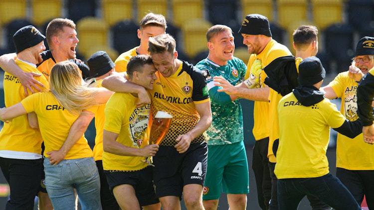 Schwere Ausschreitungen bei Dynamo Dresden: Hooligans attackieren Polizei