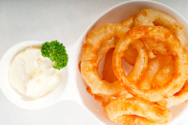 Kultiges Fingerfood! Gebackene Zwiebelringe mit knuspriger Panade: So ...