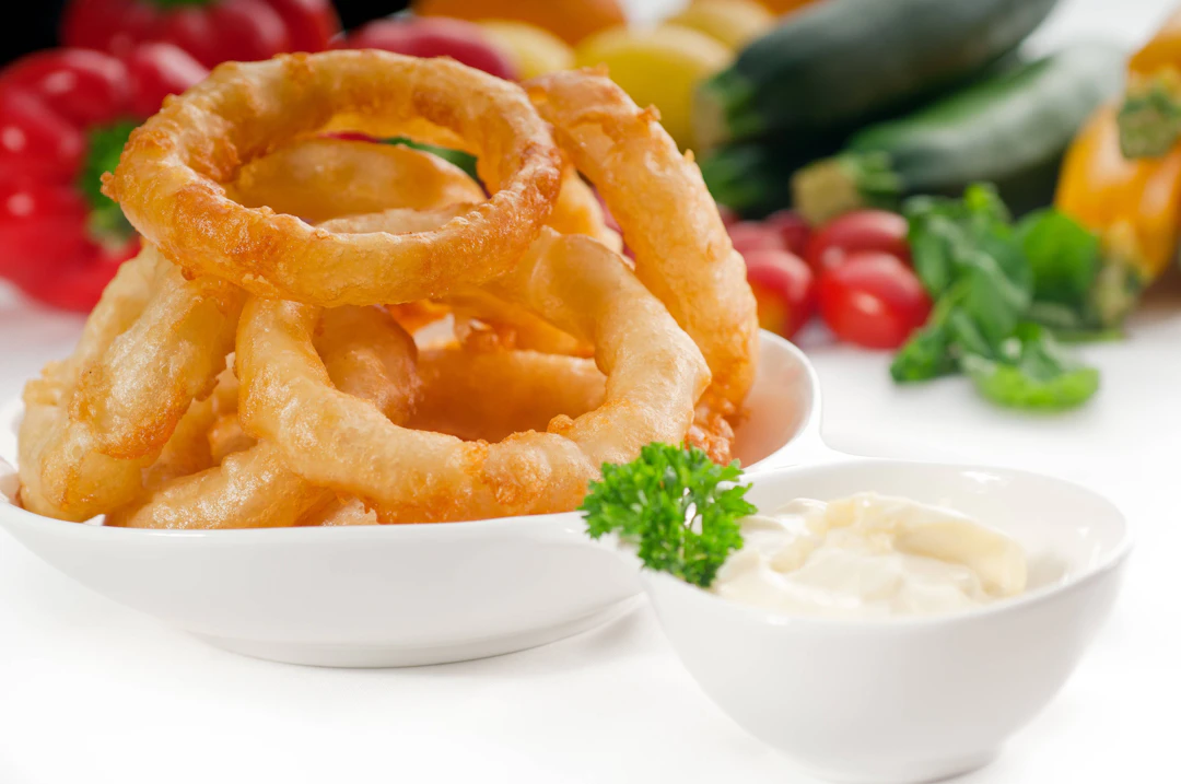 Kultiges Fingerfood! Gebackene Zwiebelringe mit knuspriger Panade: So ...