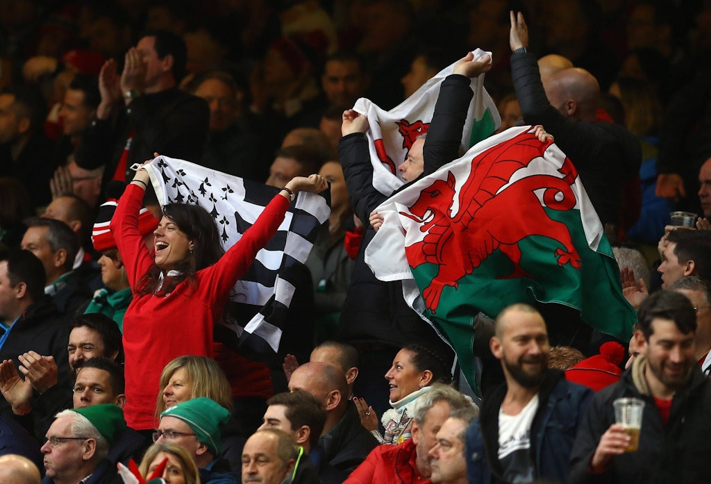 Der Mief von Schweiß, brutzelnden Würstchen und verschüttetem Bier ist ...