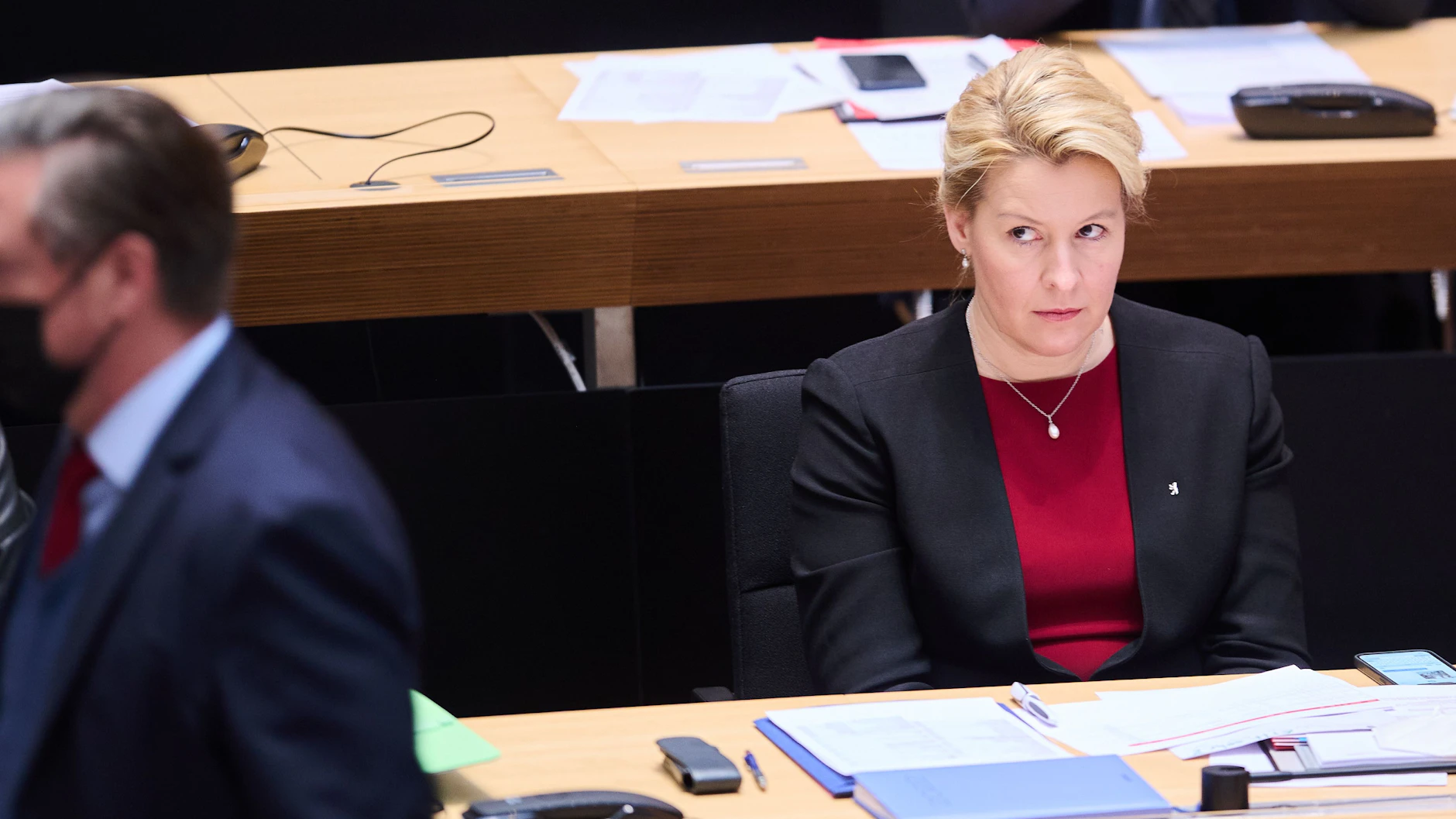 Diskriminierung in Pandemie: Wer sind die wahren Verantwortlichen, Frau ...